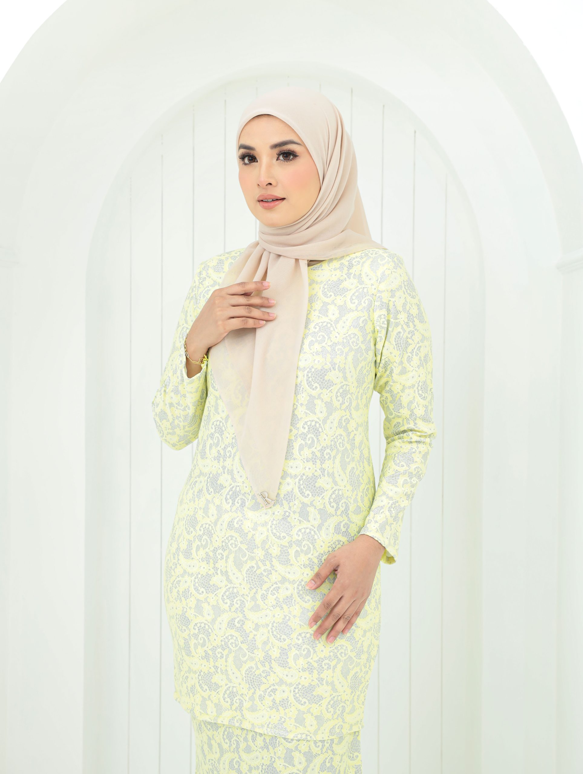 QUEEN AMBER IN YELLOW – ZUEREY DESIGN