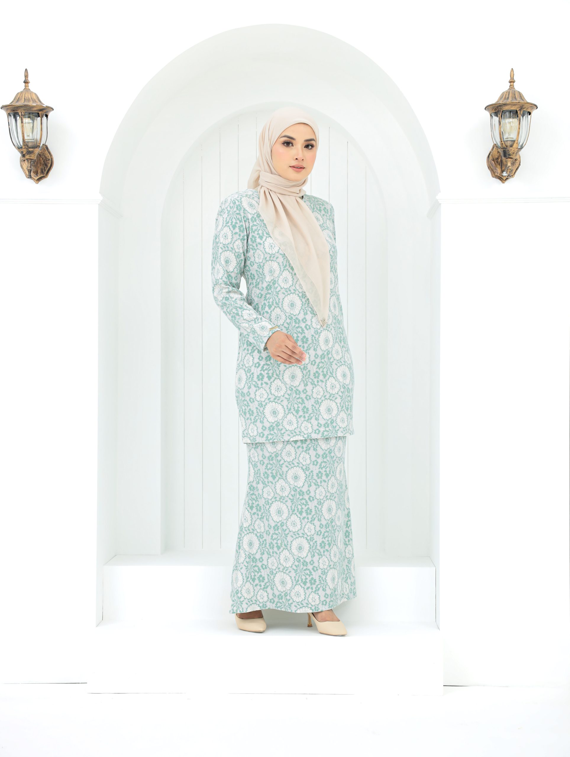 QUEEN CLARA IN GREEN – ZUEREY DESIGN