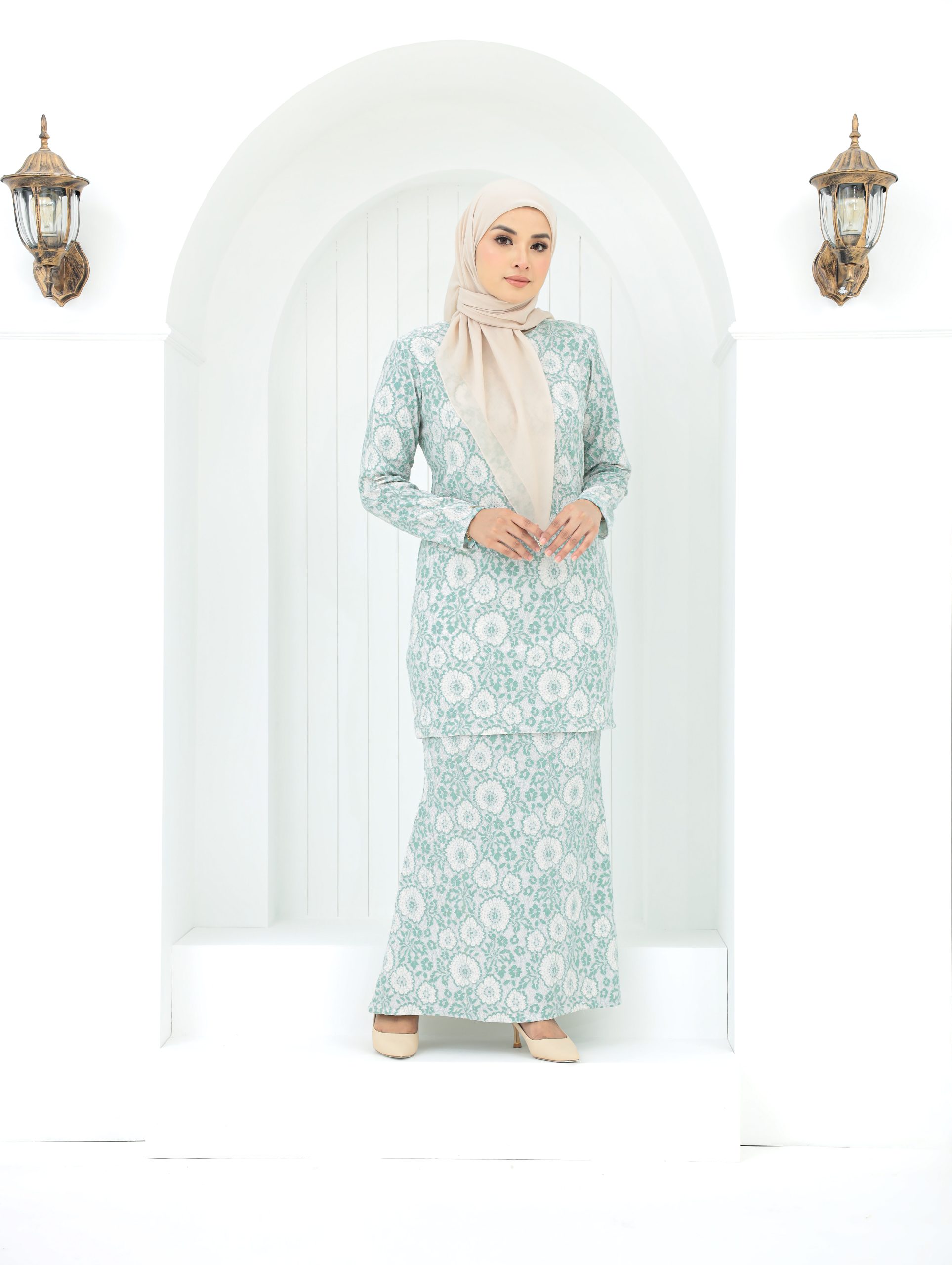 QUEEN CLARA IN GREEN – ZUEREY DESIGN