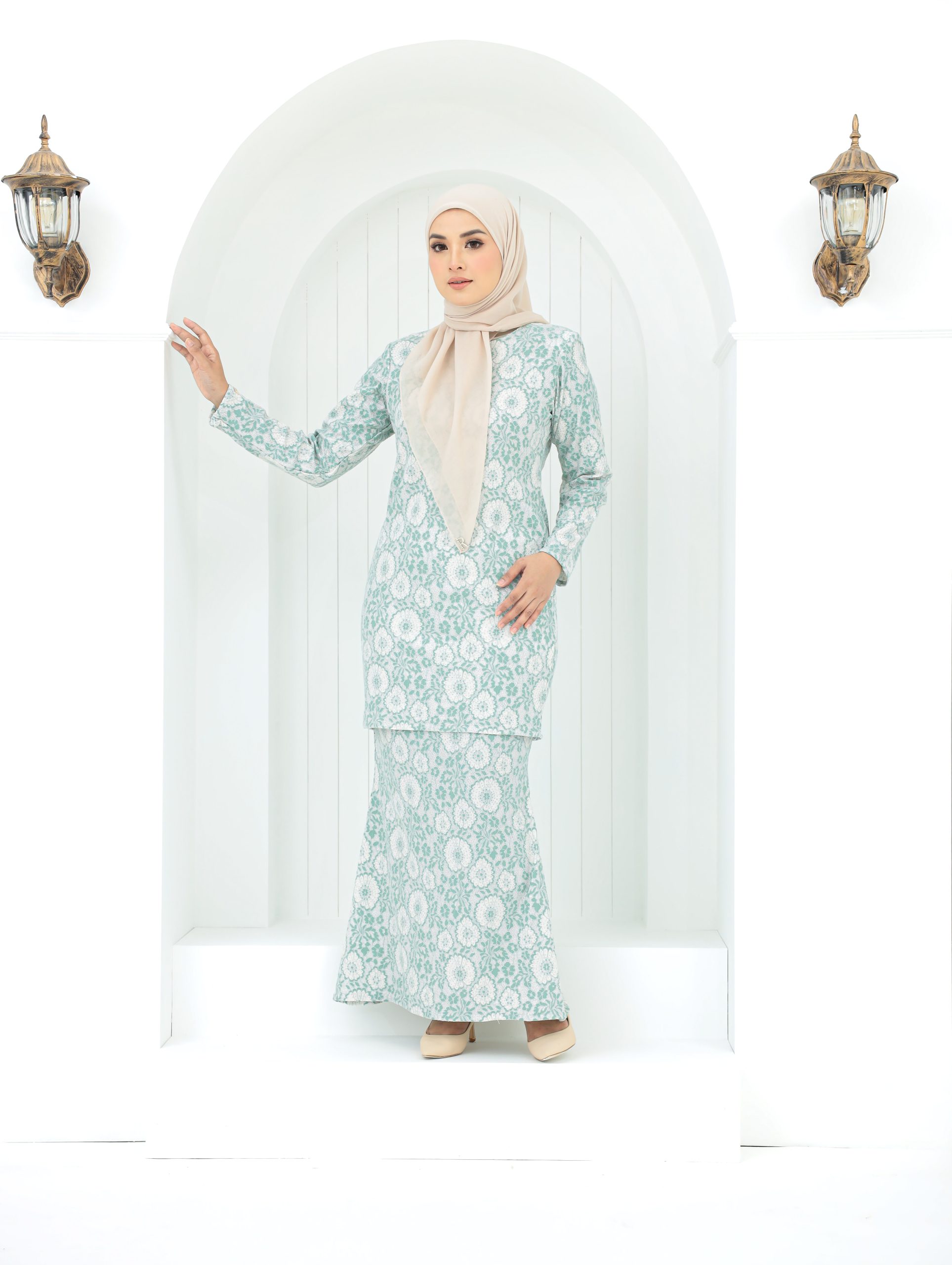 QUEEN CLARA IN GREEN – ZUEREY DESIGN