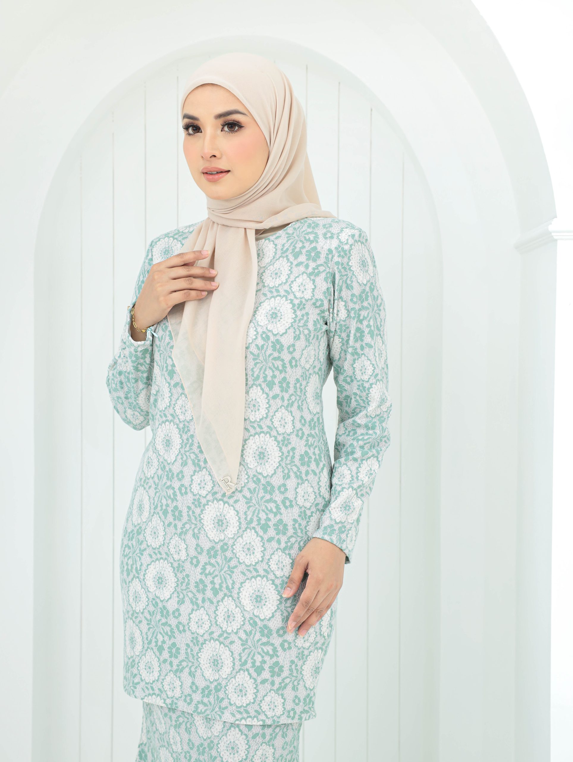 QUEEN CLARA IN GREEN – ZUEREY DESIGN